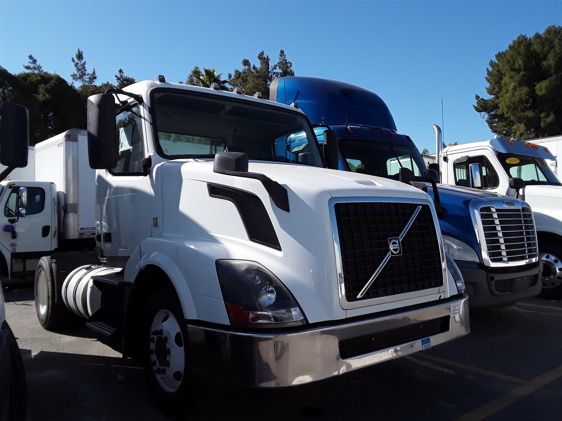 Volvo VNL42TRACTOR Trucks For Sale